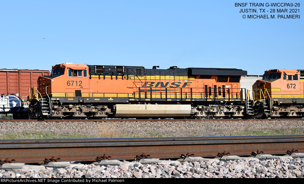 BNSF ES44C4 6712